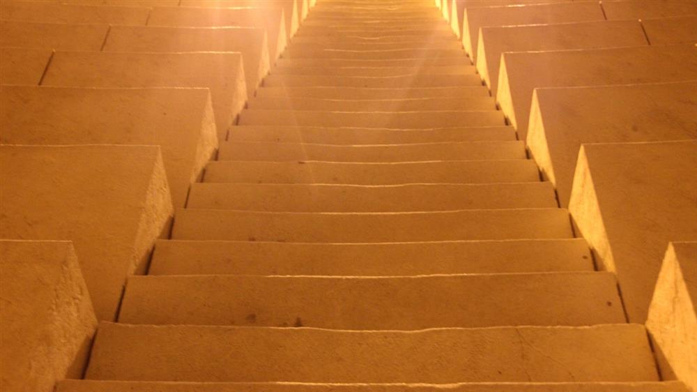 7 Unique Lighting Fixtures to Enhance Your Staircase Design